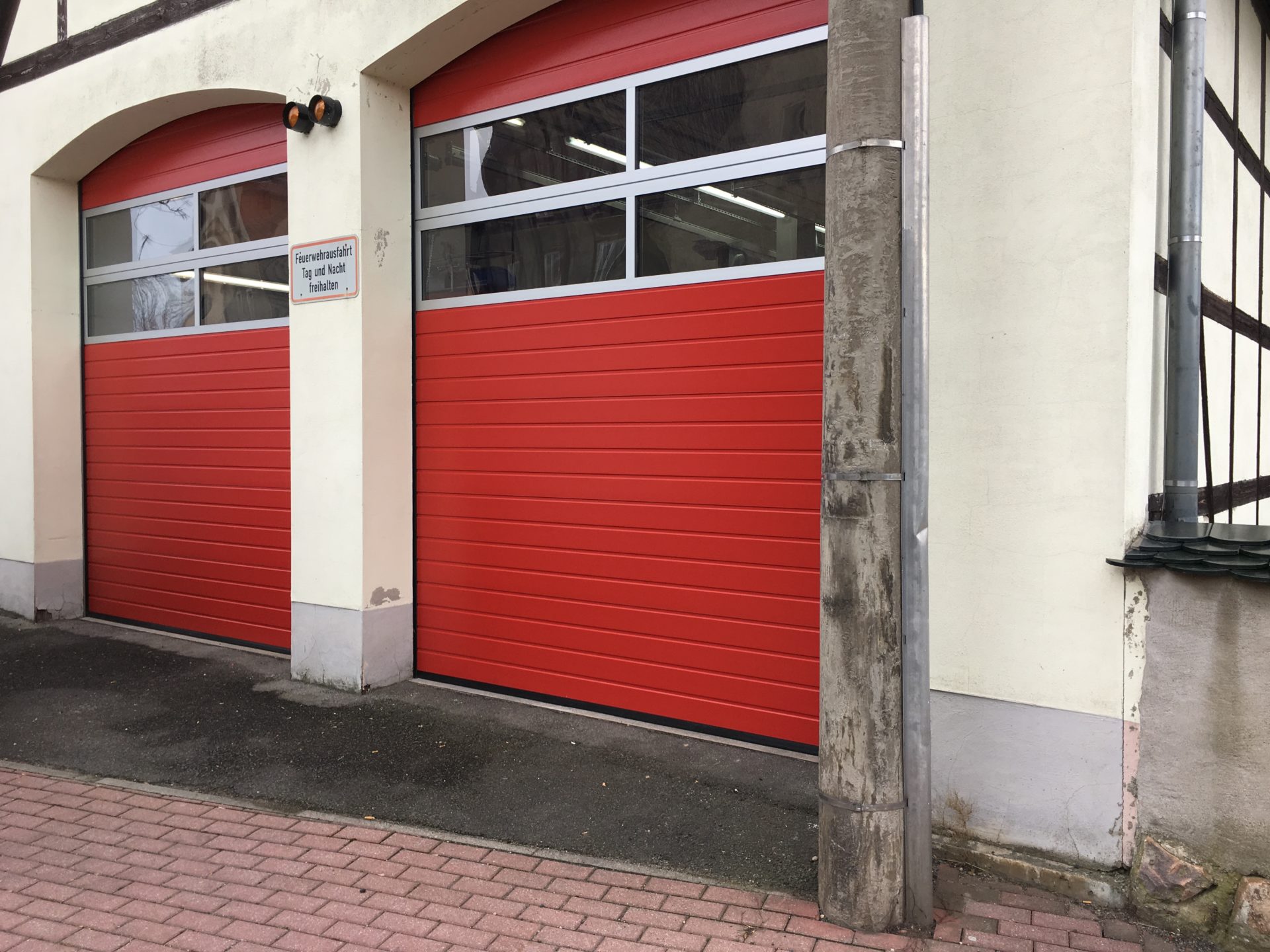 Neue Tore für das Gerätehaus der Freiwilligen Feuerwehr Wyhra ...