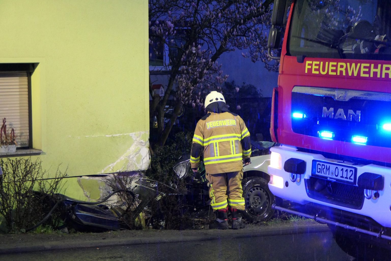 Update: Schwerer Unfall auf B107: VW kracht in Grimma gegen Hauswand | Medienportal Grimma